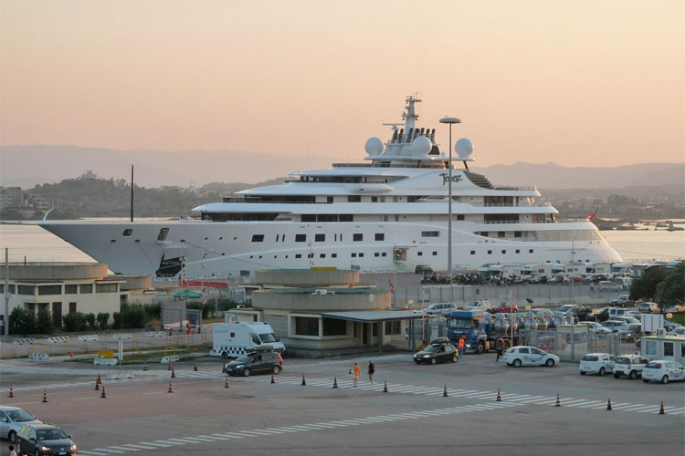 Mega Yacht Topaz, One Of The Greatest Luxury Kings That Cruises Oceans ...