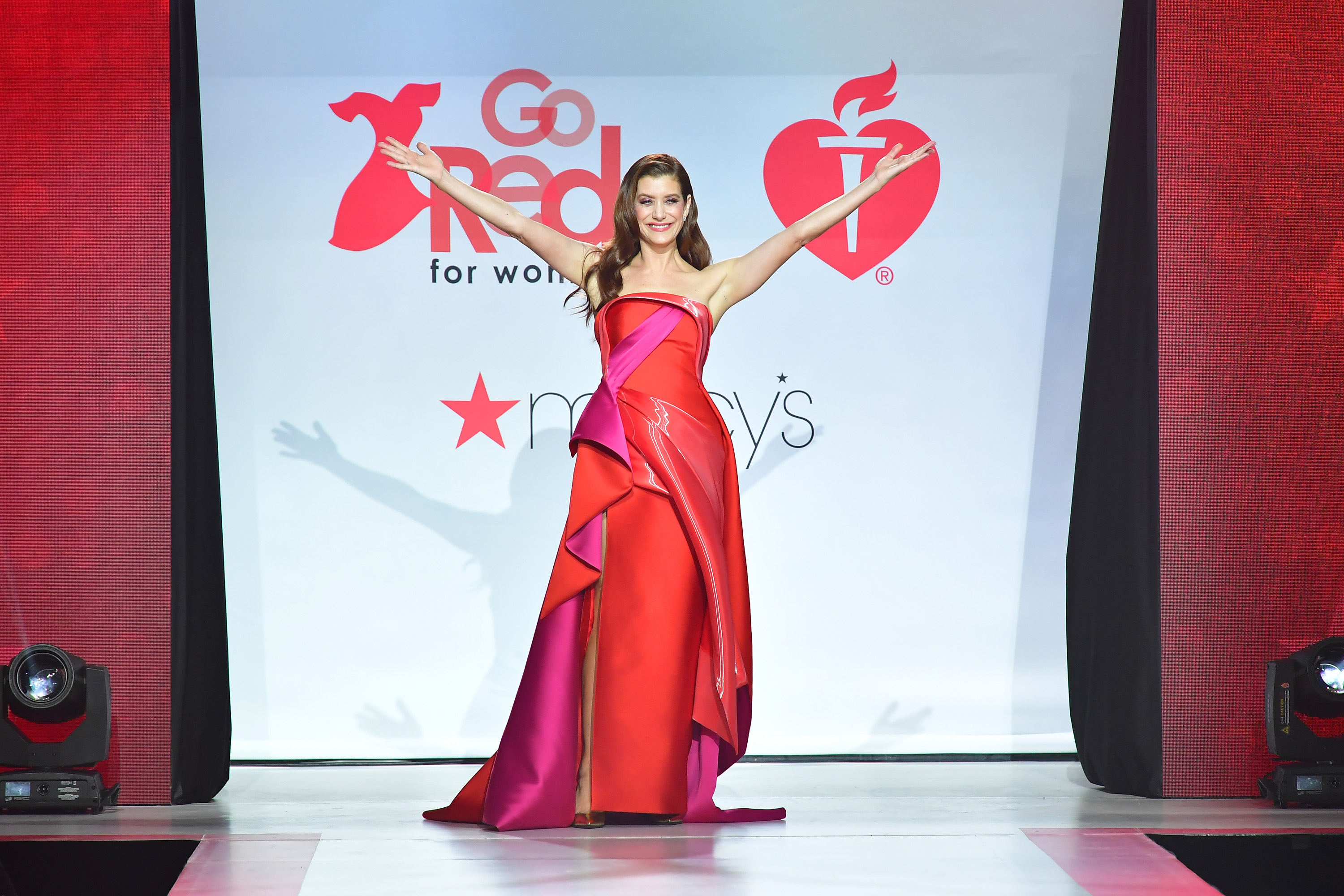 Desfile de Moda de Go Red For Women American Heart Association