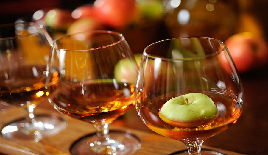 Calvados, el delicado licor de manzana de Normandía - AzureAzure.com